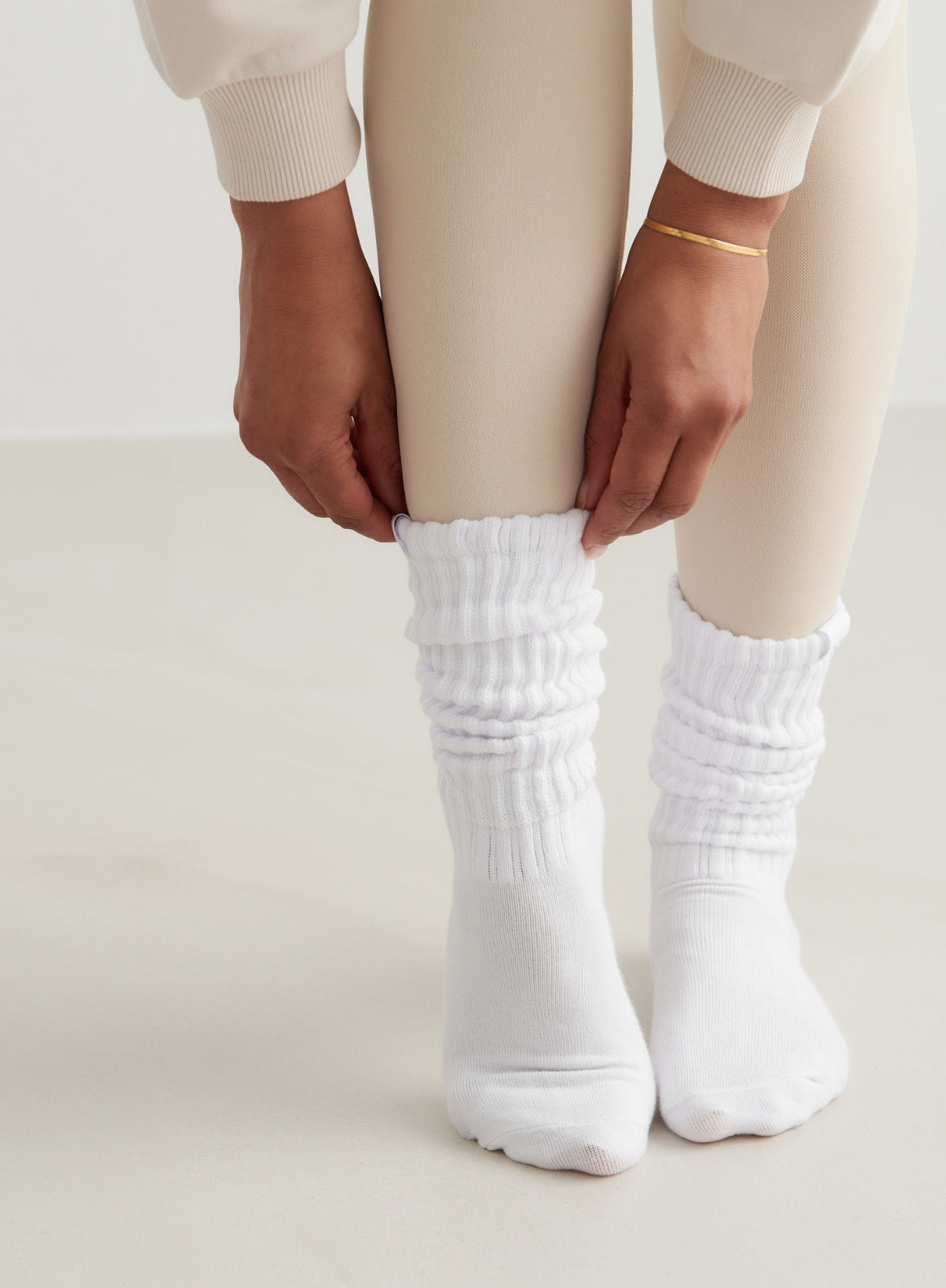 White Slouch Socks – AIM'N AU