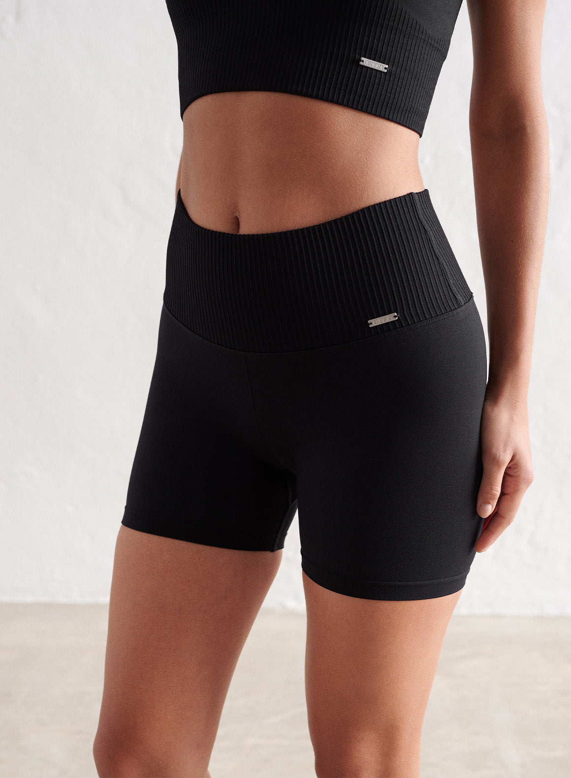 BLACK LIMITLESS SEAMLESS MIDI BIKER SHORTS – AIM'N AU